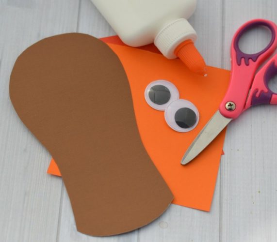 Sponged Painted Thanksgiving Turkey Craft - The Resourceful Mama